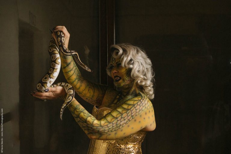 hairica-freak-show-veterans-charity-event-snake-lady-holding-snake-4092 ...